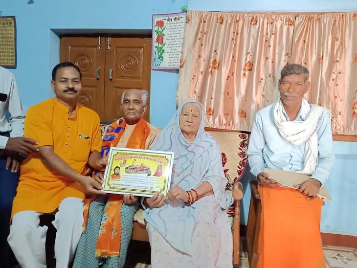 The couple went to Kaushalya temple | दंपती ने कौशल्या मंदिर के लिए ...