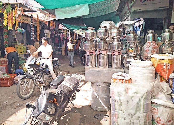 The roads of Shivganj market are narrow, making it difficult for ...