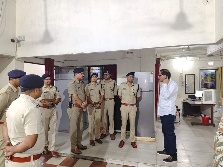 Director General of Police Sudhir Saxena reached Kotwali police station and inspected it, night ...