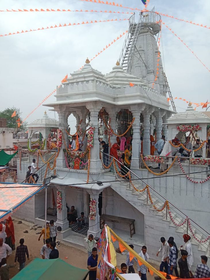 Pran-pratishtha ceremony of Shiv Parivar, Thakurji, Sitaramji idols in ...