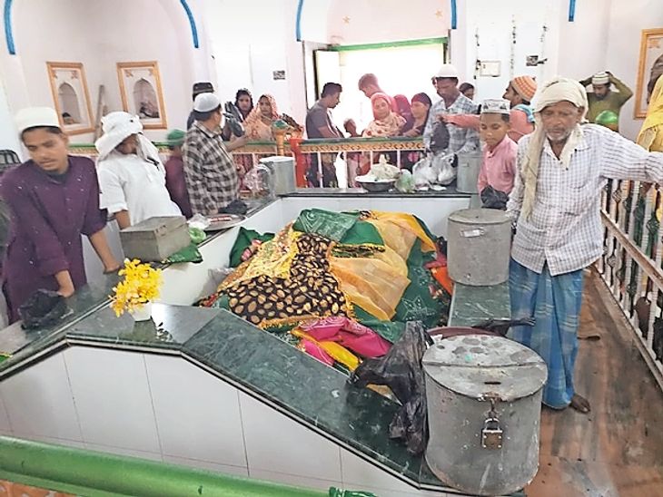 Thousands of devotees attended the shrine of Data Abdul Haleem Shah ...