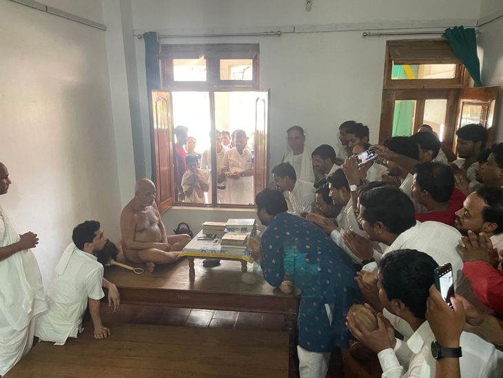 Shriphal was presented to Samay Sagar Maharaj for Chaturmas | समय सागर ...