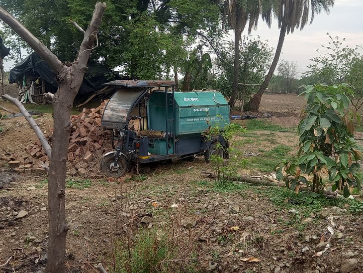 Dirt spread on the roads in Jhalaki | झालकी में सड़कों पर फैली गंदगी ...