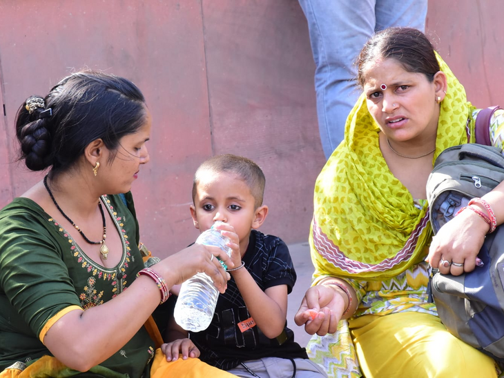 The temperature in Agra is 47 degrees during the day and 36 degrees at ...