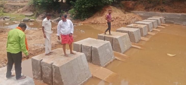 MLA arrived to inspect the under construction stop dam | निर्माणाधीन ...