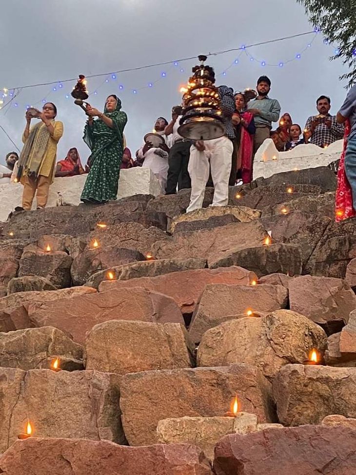 The District Panchayat President performed worship and Ganga Aarti in ...