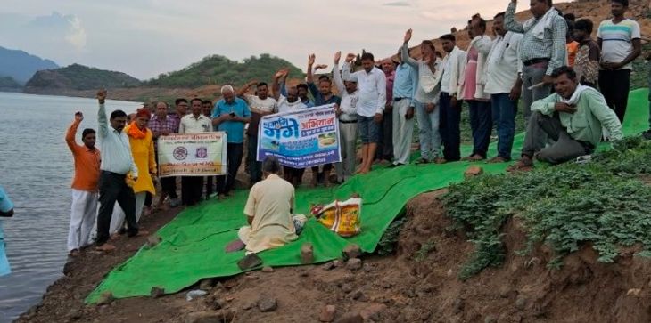Narmada Ghat was cleaned and worshipped | नर्मदा घाट की सामूहिक साफ ...
