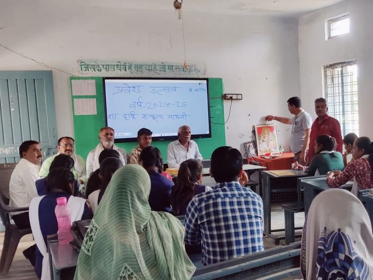 Entrance festival celebrated in Mathani school | माथनी स्कूल में मनाया ...