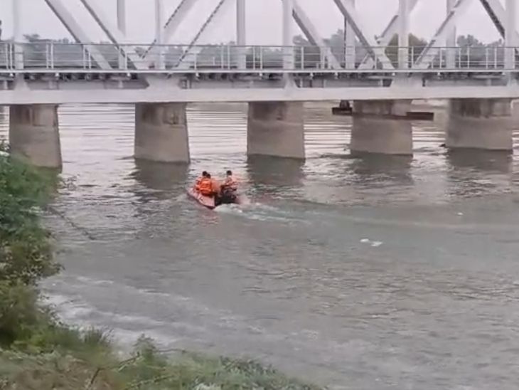 A passenger fell into the Sharda Canal from the Jananayak Express ...