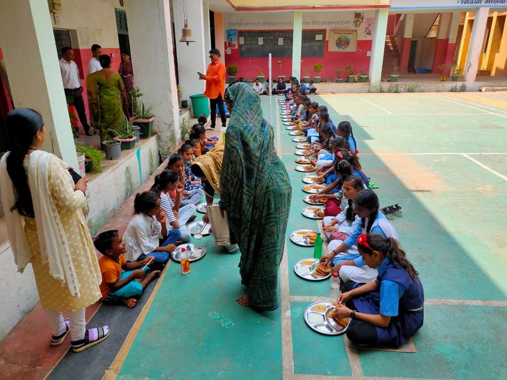 Students were welcomed with flowers in Seoni Malwa; some celebrated ...