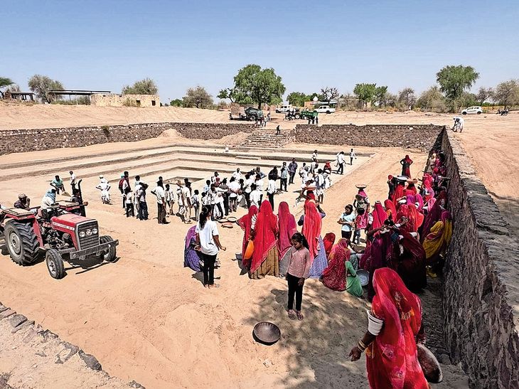 Women kept fast on Nirjala Ekadashi and worshiped Peepal tree | निर्जला ...