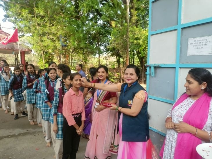 Entrance ceremony celebrated in Indore school | इन्दौर के स्कूल में ...