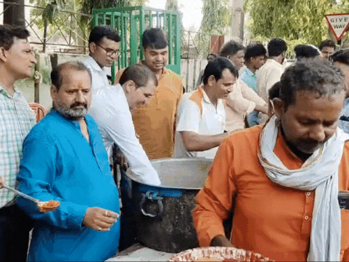 Bhandara was organized on the last Bada Mangal in Prayagraj