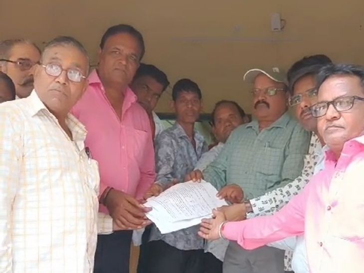 Residents of ward no. 10 reached SDM office | SDM कार्यालय पहुंचे वार्ड ...