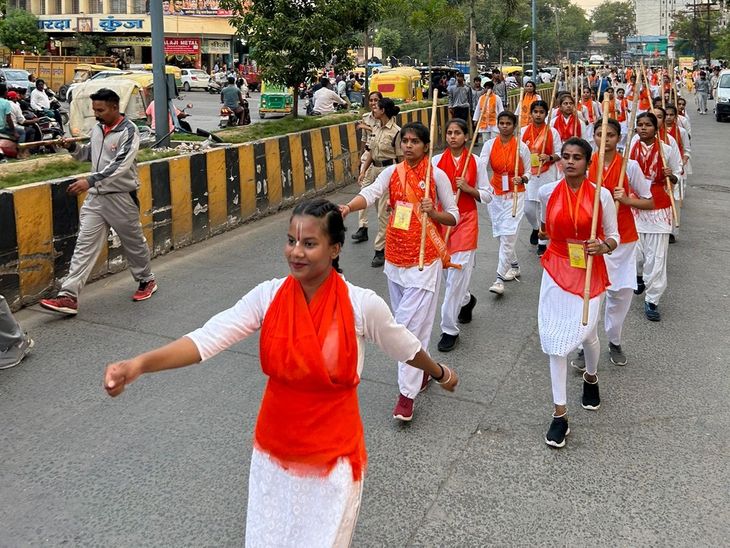 In Indore, Vishwa Hindu Parishad Durga Vahini's Shaurya Path Sanchalan ...