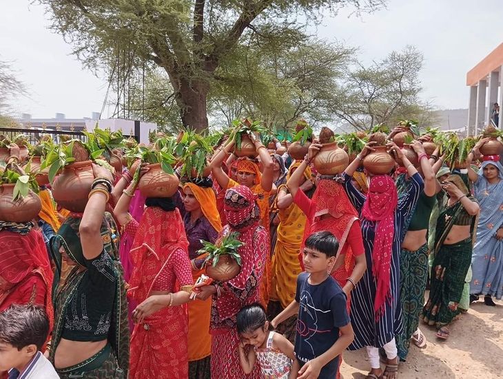 1100 women took out Kalash Yatra of Bhagwat Katha in Mohchingpura ...