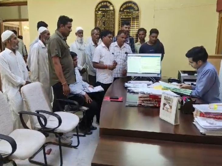 Farmers demonstrated at the mini secretariat in Pratapgarh | प्रतापगढ़ ...