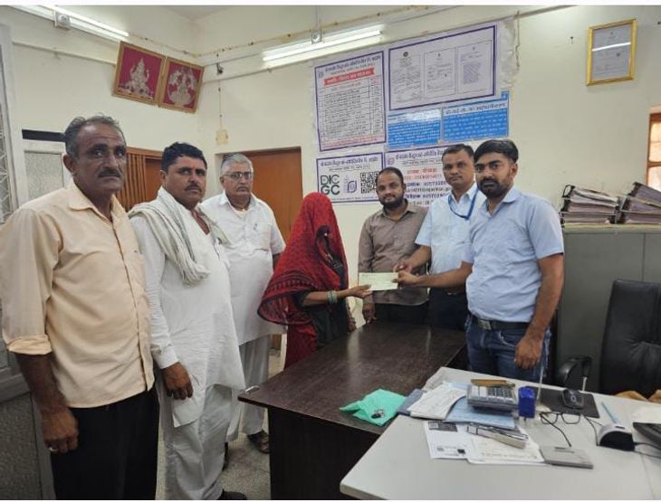 The Central Cooperative Bank gave a cheque of Rs 10 lakh | दी सेंट्रल ...
