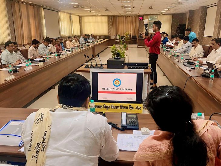 Meerut State Energy Minister Dr Somendra Tomar question to MD PVVNL ...