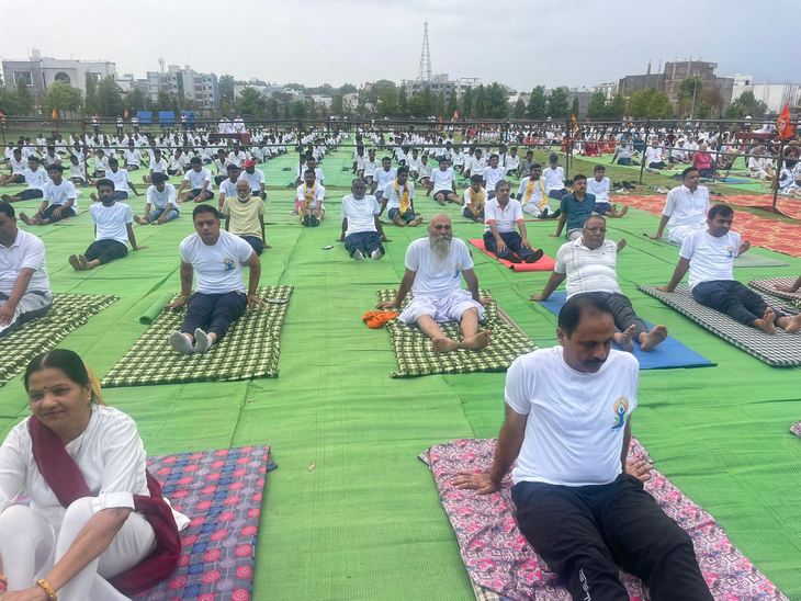 People reached the sports stadium, Yoga Guru Tejasvi Jain conducted yoga | खेल स्टेडियम में ...