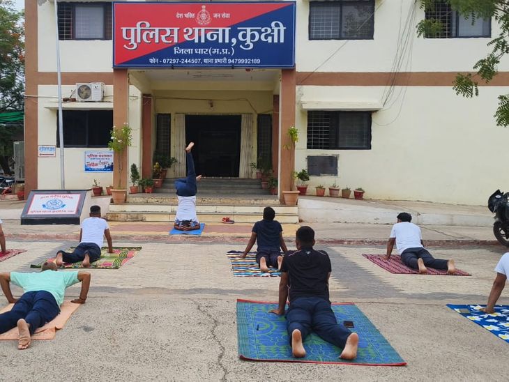 International Yoga Day celebrated in Kukshi | कुक्षी में मनाया ...