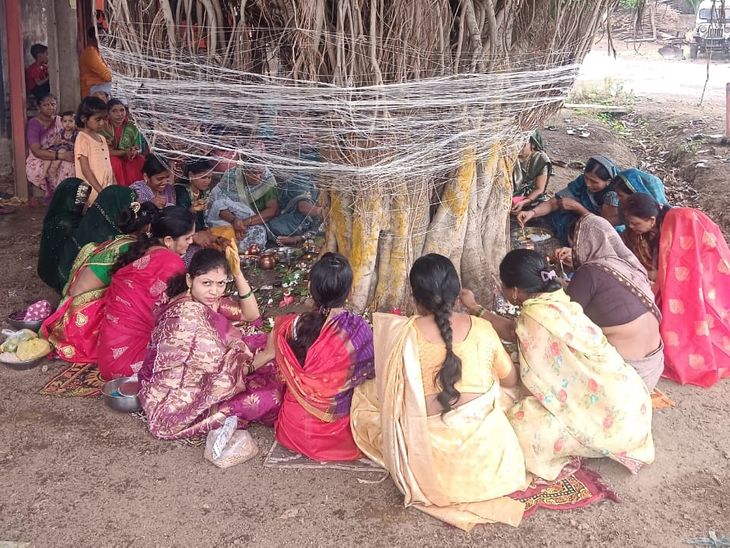 Women worshiped the banyan tree for the long life of their husbands ...