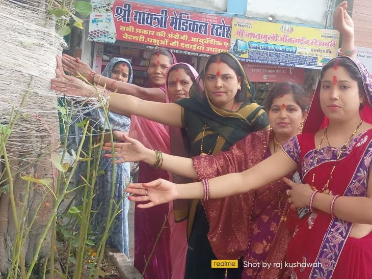 Women kept Vat Savitri fast in Ashta | आष्टा में महिलाओं ने रखा वट ...