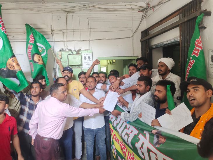 Student leaders staged a protest by locking down the | छात्र नेताओं ने ...