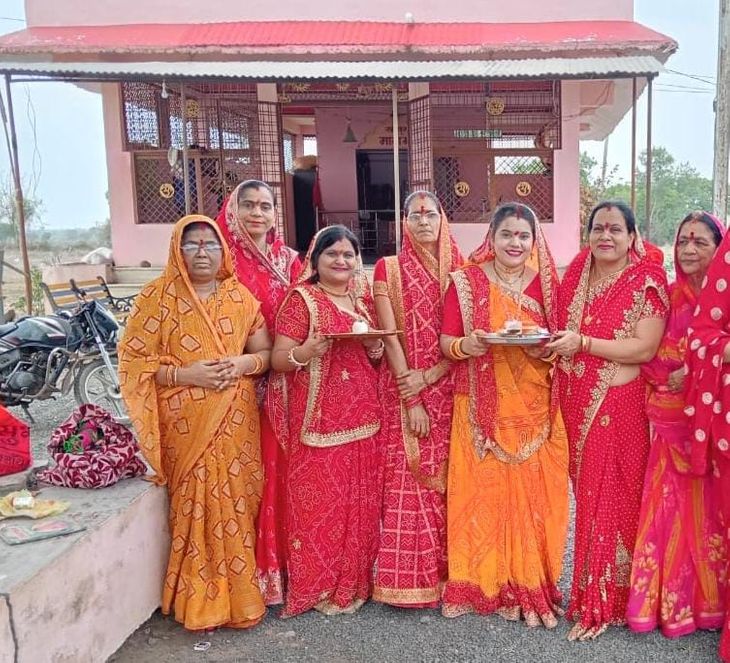 Worshiping the banyan tree on Vat Savitri Purnima | वट सावित्री ...