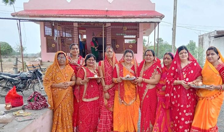 Women worshipped Vat Vaksha and distributed Suhaag items | महिलाओं ने ...