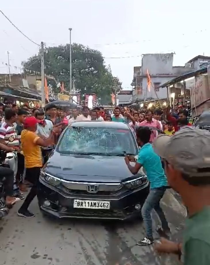 Jawan's car hit an auto, angry people vandalized the car, fired to save ...