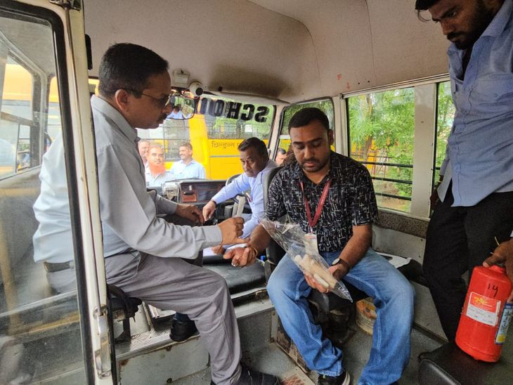 Checking campaign of school buses | स्कूली बसों का चेकिंग अभियान: अपर ...