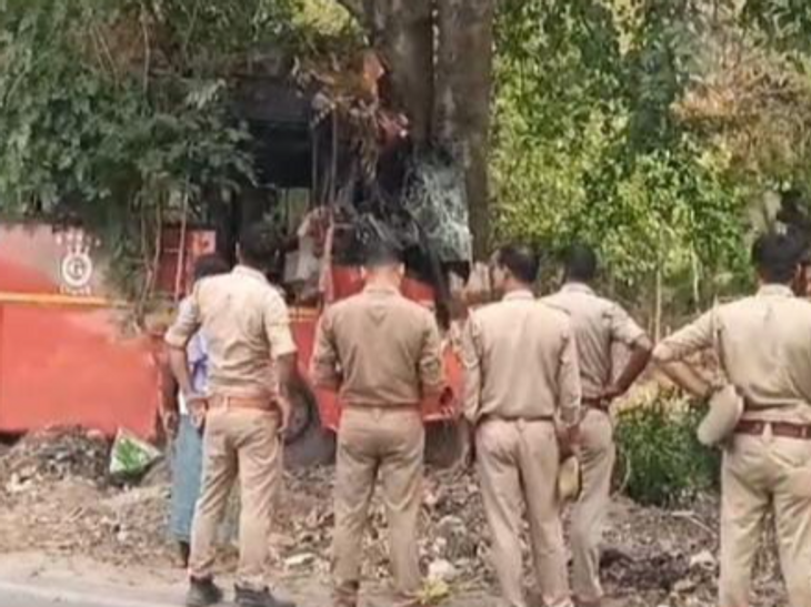 A bus carrying 50 passengers collided with a tree in Bareilly | बरेली ...