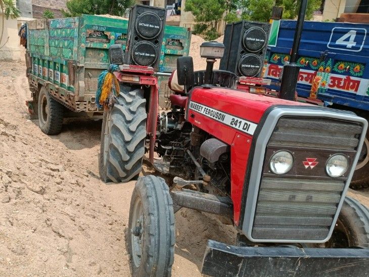 Two tractor-trolleys loaded with gravel seized | बजरी से भरी दो ...