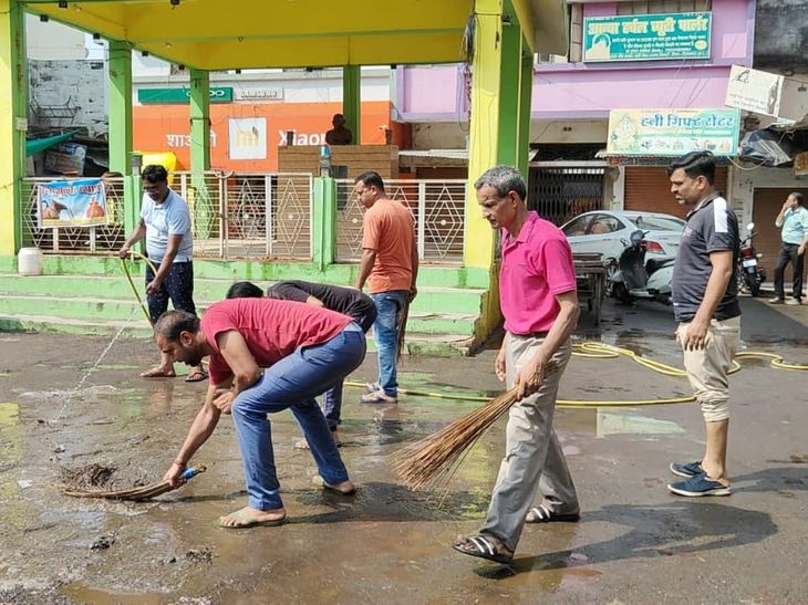Cleaning in front of Gandhi Chabutara | गांधी चबूतरे के सामने की सफाई ...