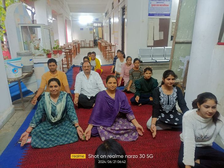 College staff and students performed Surya Namaskar | कॉलेज स्टाफ और ...