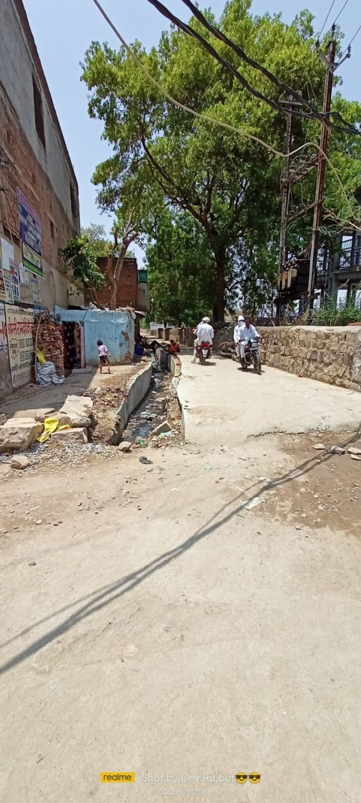32 feet encroachment on the road, CC road laid in 6 feet | रास्ते पर 32 ...