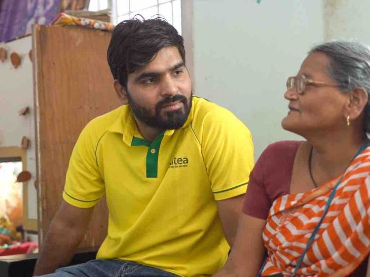 The team of 'Maati' reached the old age home in Indore for service | इंदौर में सेवा के लिए ...