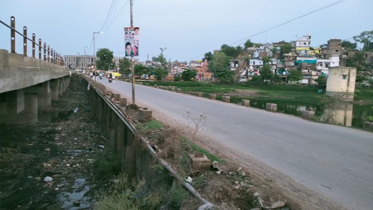 The city bridge is without railings, there are no arrangements on other ...