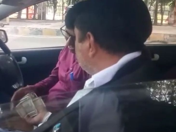 Video of Lekhpal taking bribe goes viral in Lucknow | लखनऊ में लेखपाल का रिश्वत लेते वीडियो ...
