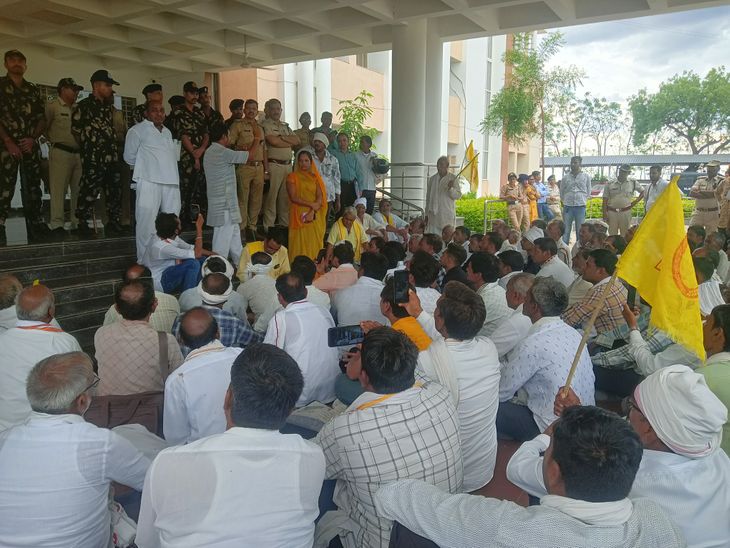 Collector's office surrounded in Khargone | कृषि मंत्री से बात के बाद ...