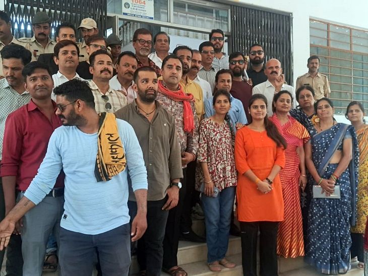 Vipra Foundation came in protest against ragging | डूंगरपुर में रैगिंग ...