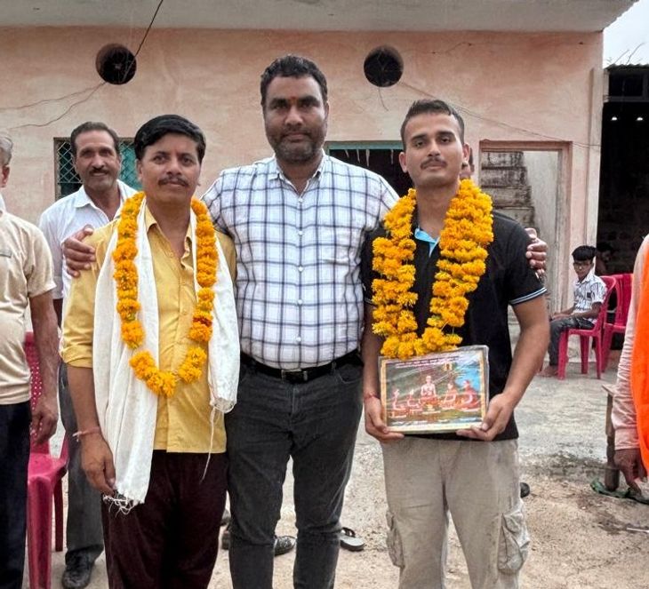 Manish who became lieutenant in the army was honored in the village ...