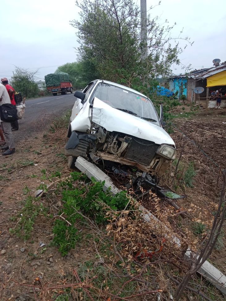 Car collided with an electric pole near Chicholi, damaged | चिचोली के ...