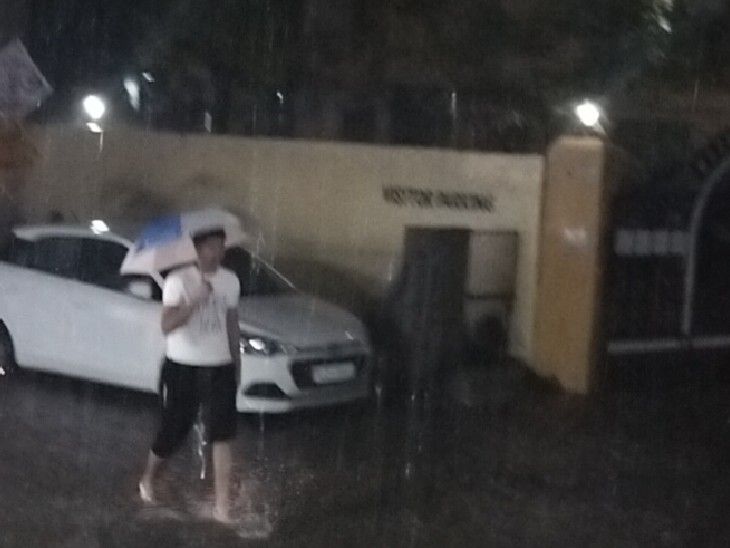 Rain till late night, water on the roads in kota