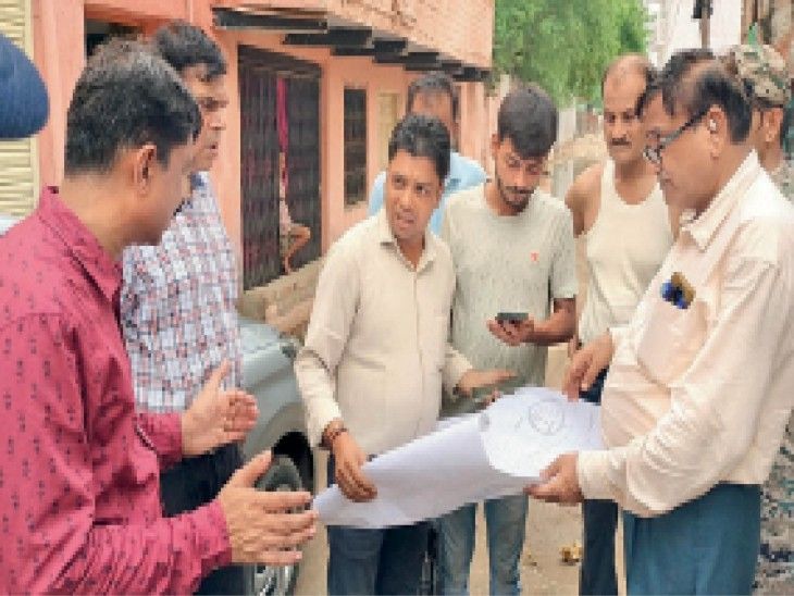 During the collector's visit, the patwari sent hired boys instead of ...