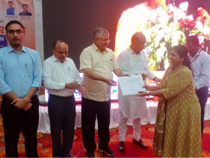 Appointment letters given to 679 newly selected government employees ...