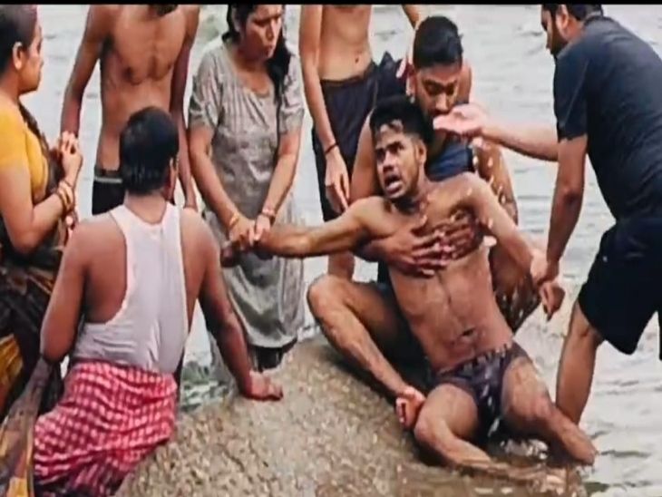 Youth saved from drowning in Damodar river of Bokaro | बोकारो के दामोदर ...