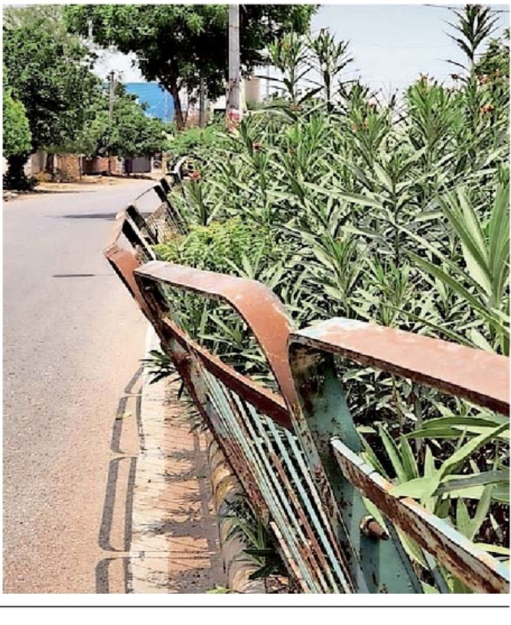 The grill on the divider of Green City Road became crooked | ग्रीन सिटी ...