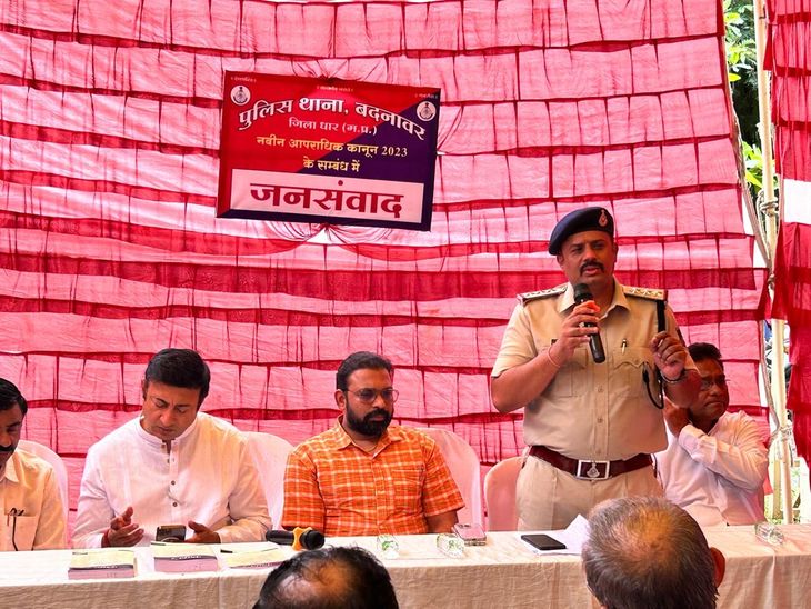 Public dialogue was organized at Badnawar police station | बदनावर पुलिस ...